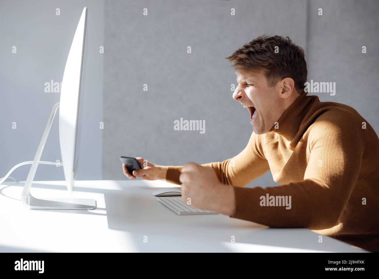 Man in office screaming desk hi-res stock photography and images - Alamy