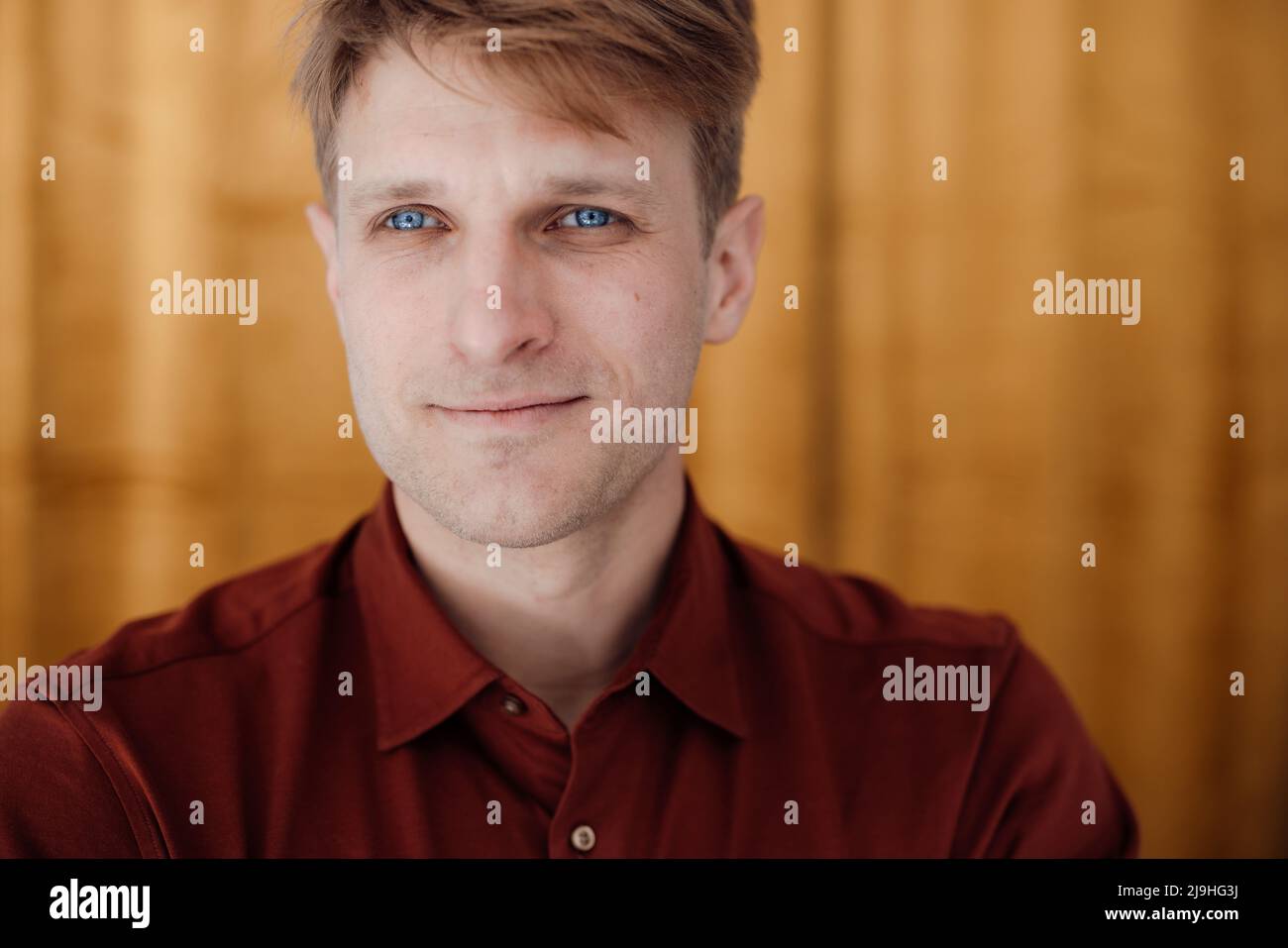 Man standing against backdrop hi-res stock photography and images - Alamy