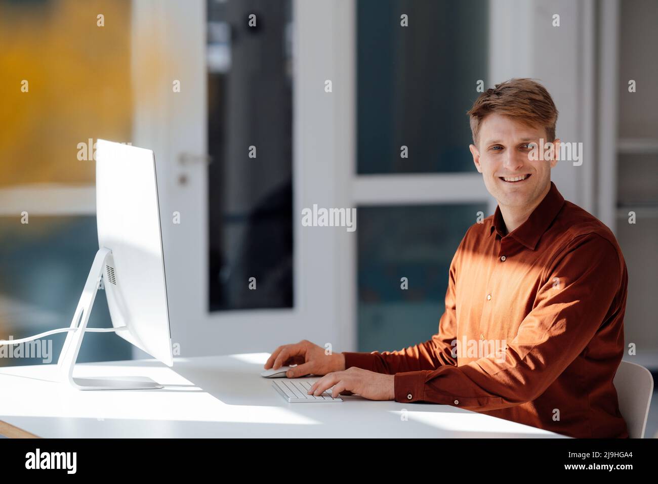 Sitting computer desk hi-res stock photography and images - Alamy
