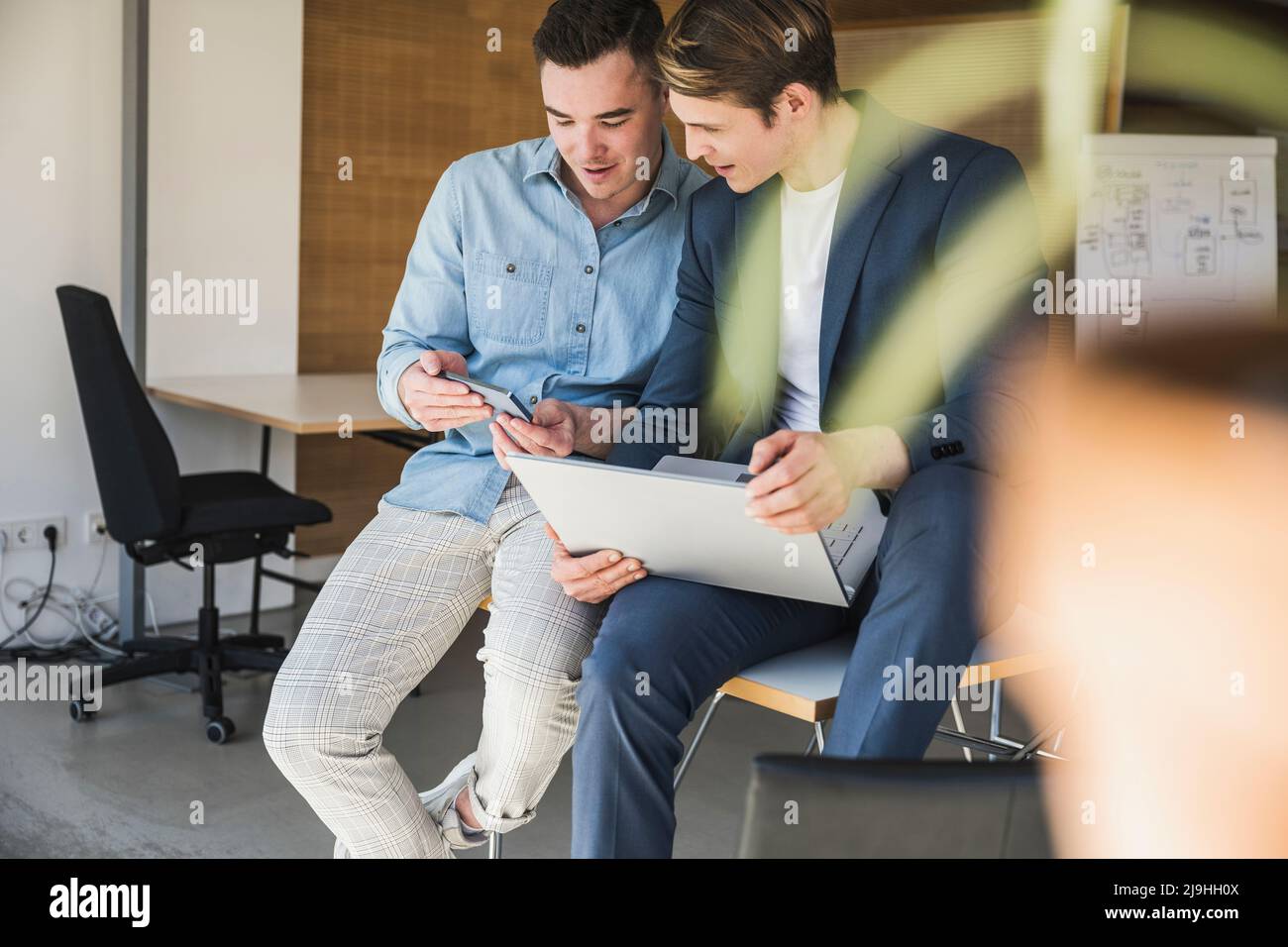 Two people sharing team hi-res stock photography and images - Alamy