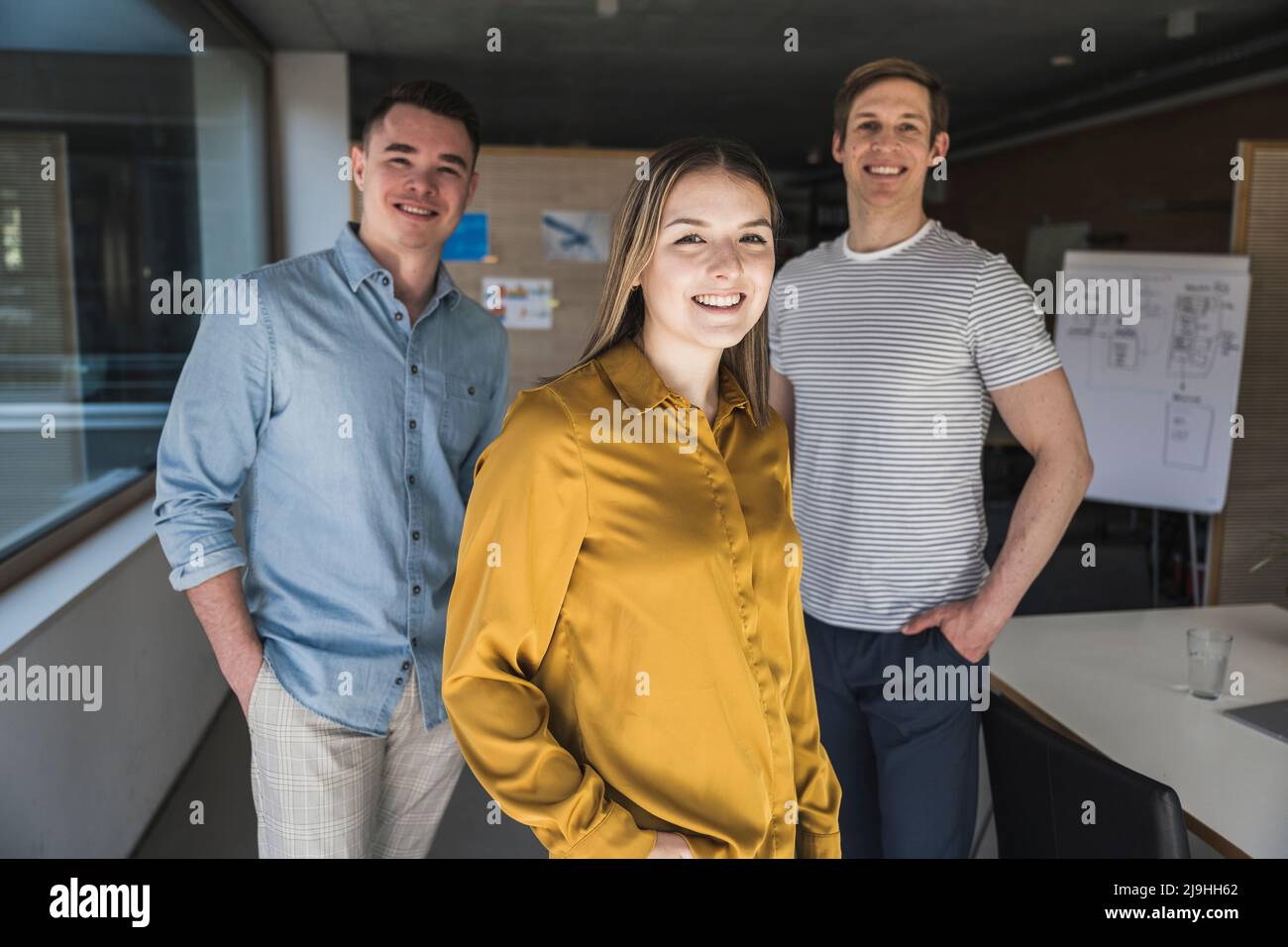 Team portrait front hi-res stock photography and images - Alamy