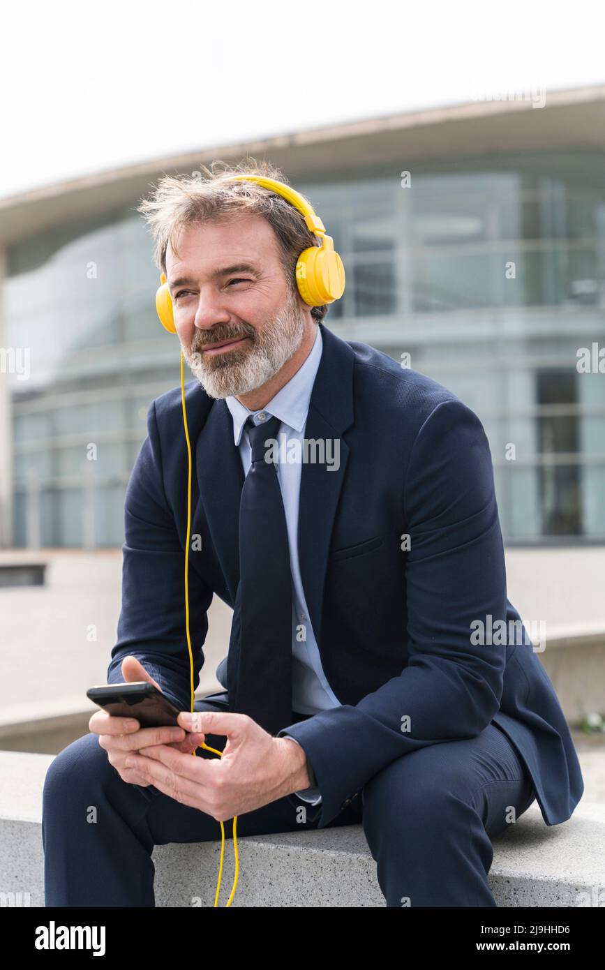 Executive listening to headphones hi-res stock photography and images ...