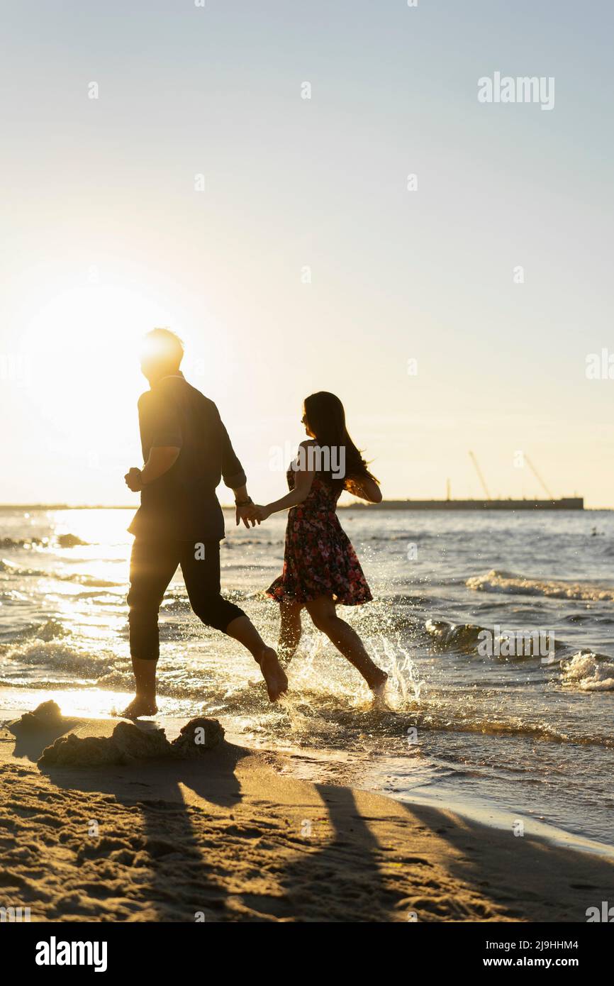 Couple shadow beach hi-res stock photography and images - Alamy