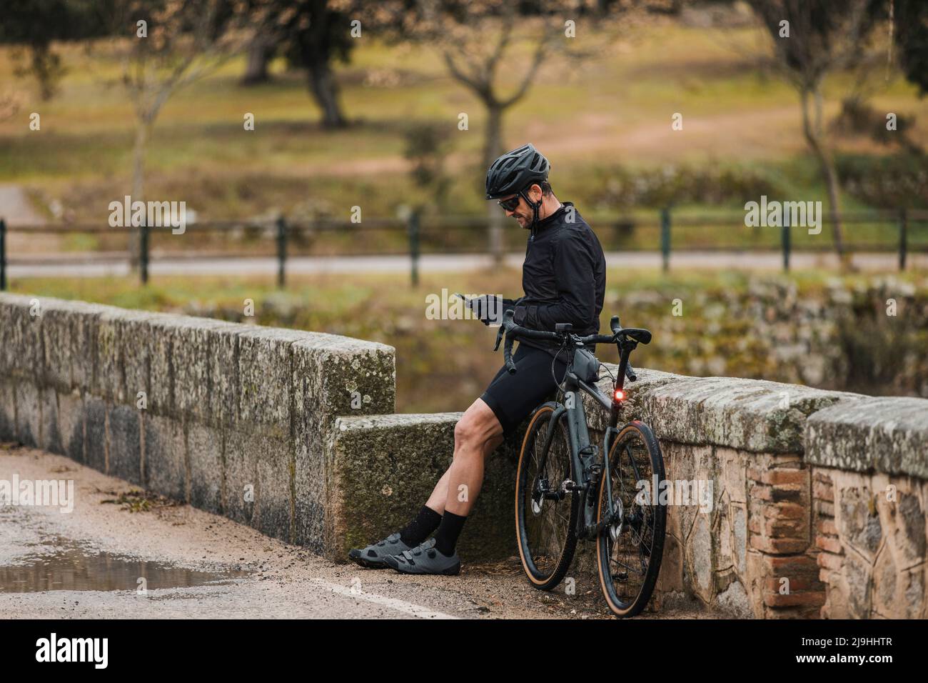 Cyclist using mobile phone hi-res stock photography and images - Alamy