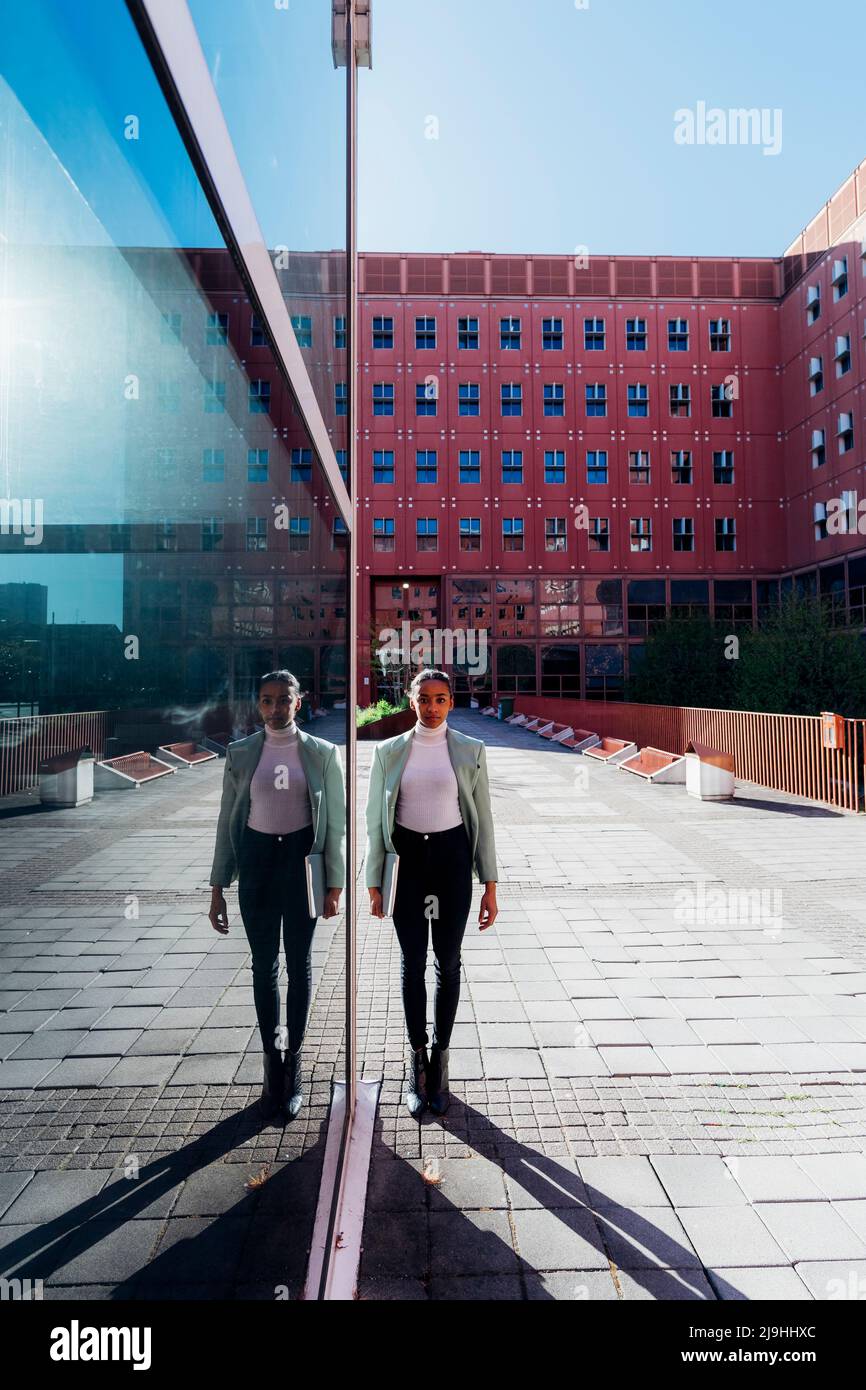 Light reflection on wall hi-res stock photography and images - Alamy