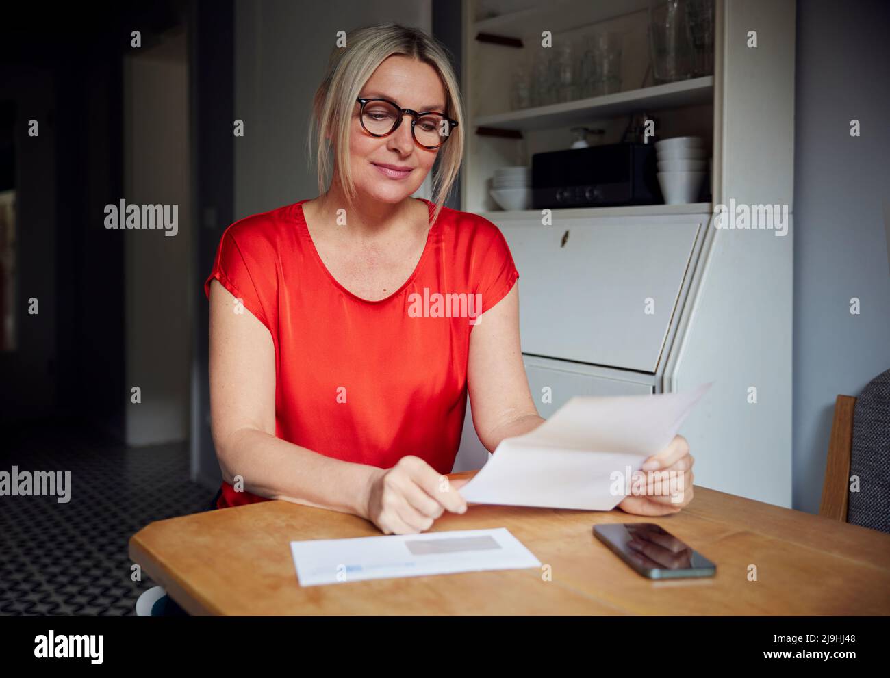 Letter reading woman hi-res stock photography and images - Alamy