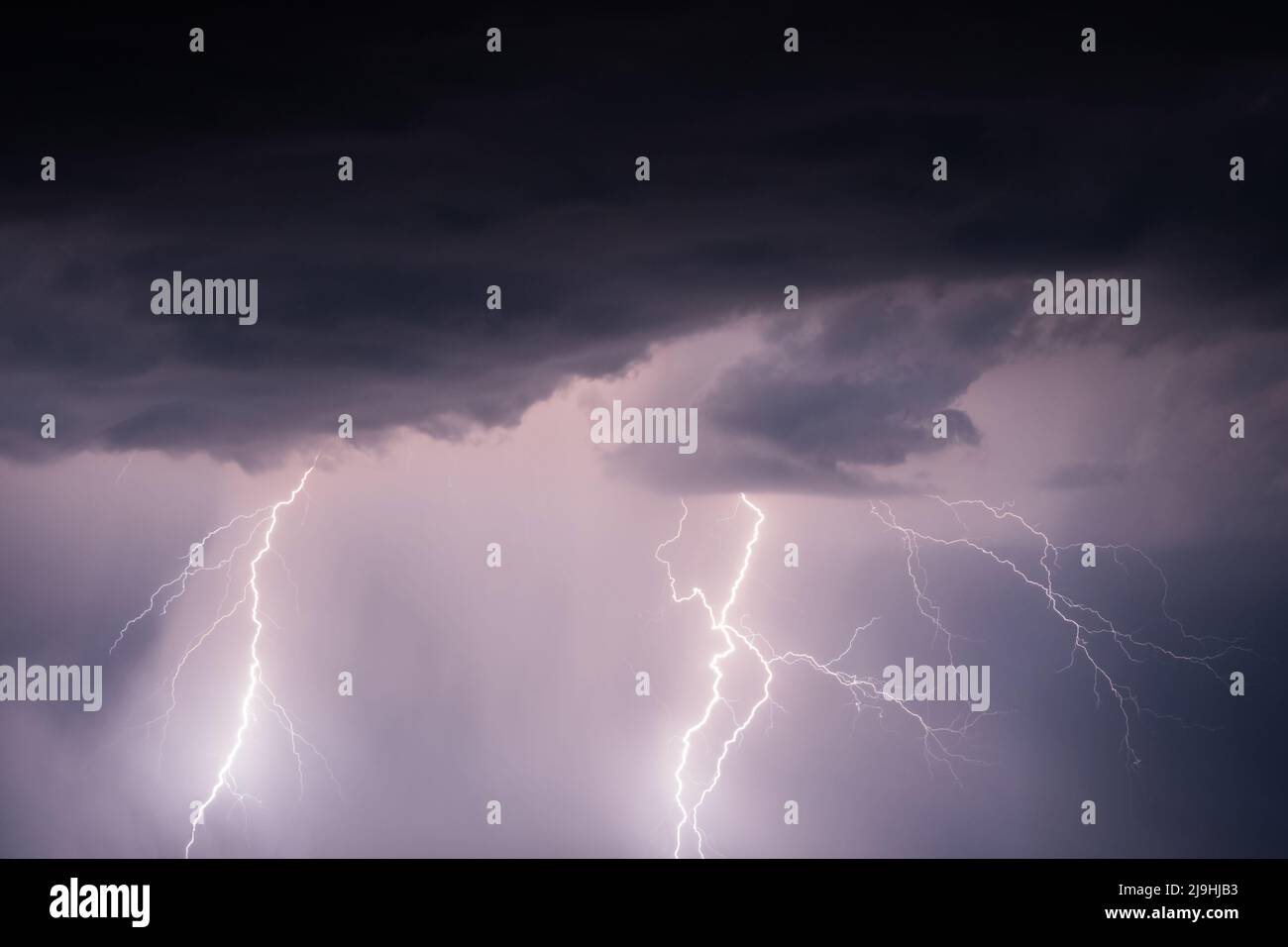 Lightning strikes building hi-res stock photography and images - Alamy