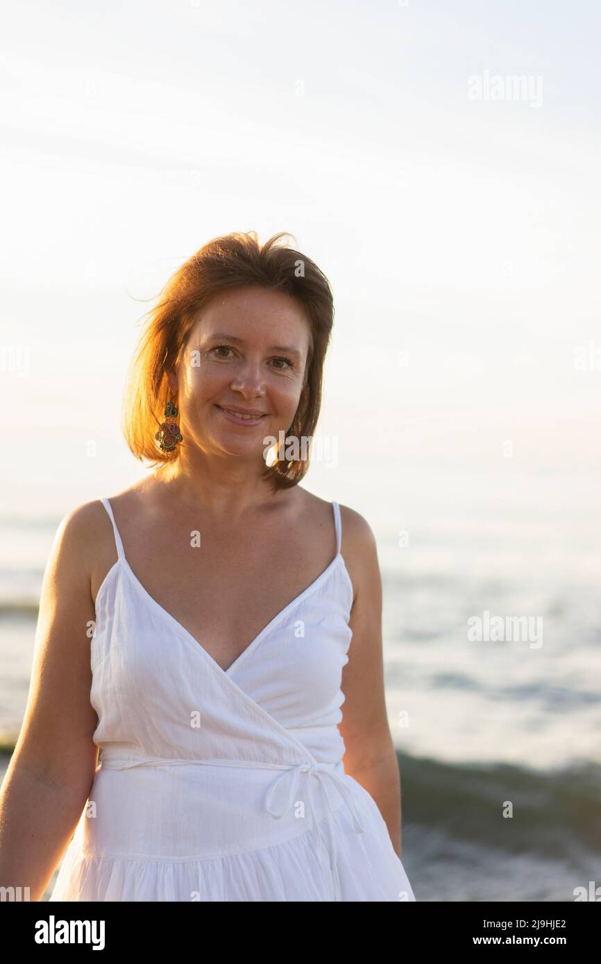 Woman in white dress beach hi-res stock photography and images - Alamy