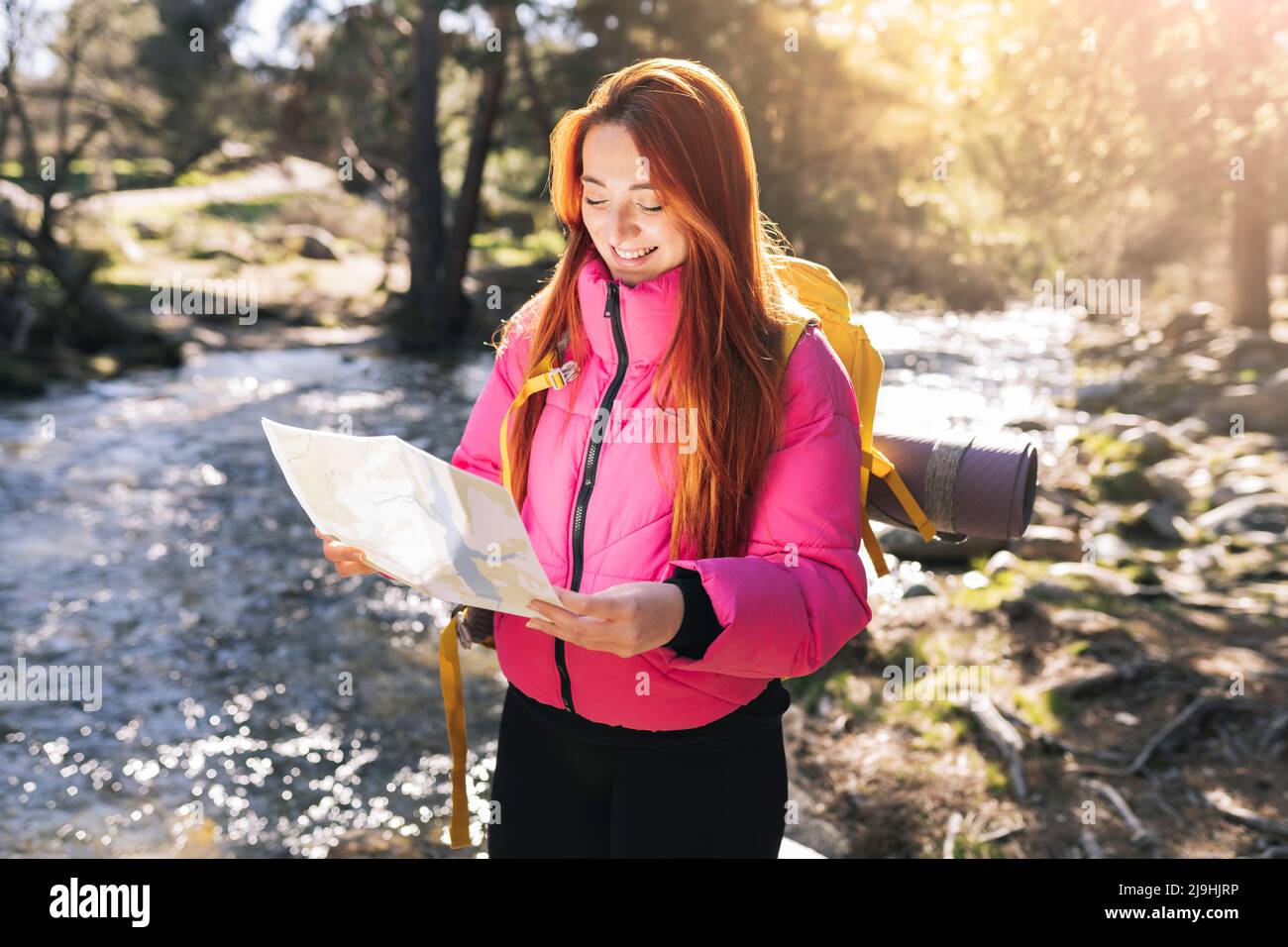 Person reading map hi-res stock photography and images - Alamy