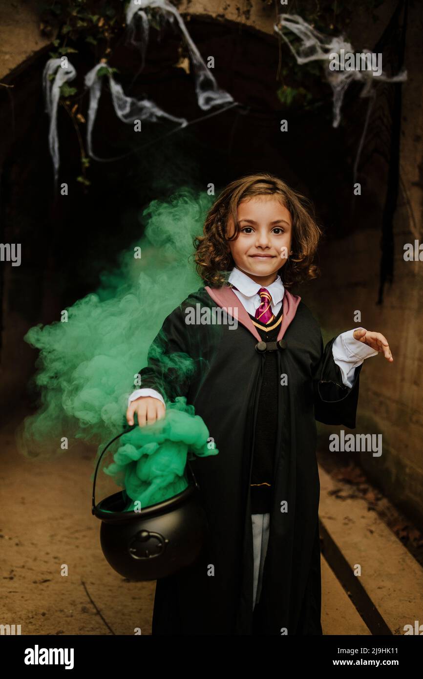 Cauldron witches hi-res stock photography and images - Alamy