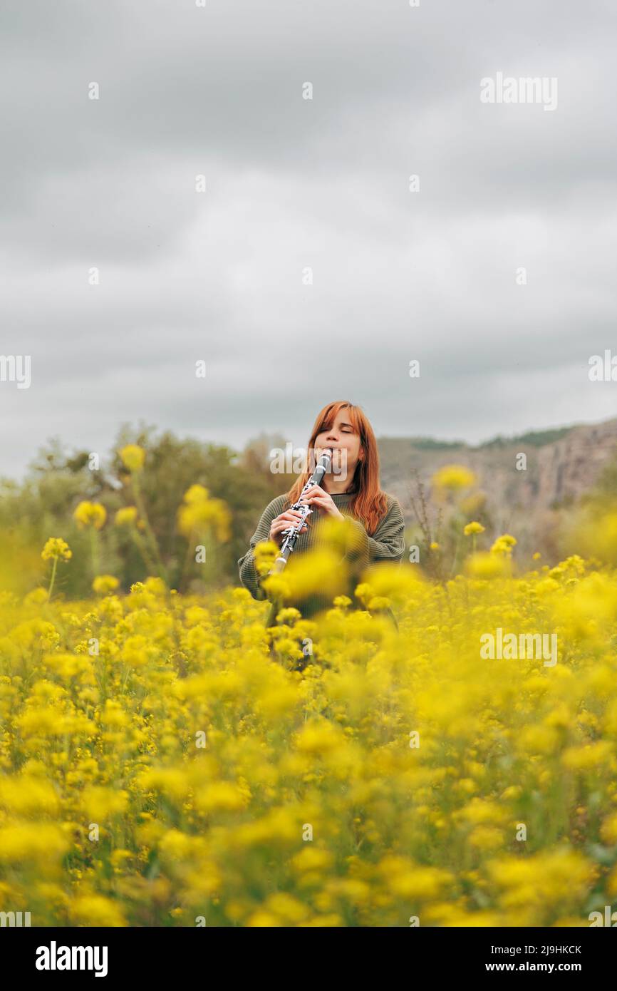 Standing in flower field hi-res stock photography and images - Alamy