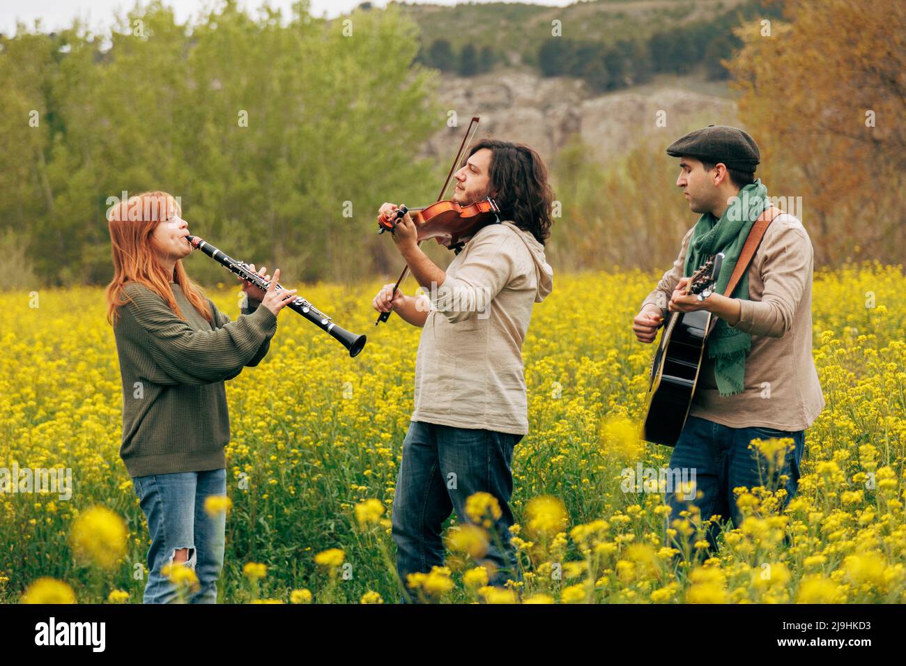 Man standing in field guitar hi-res stock photography and images - Alamy