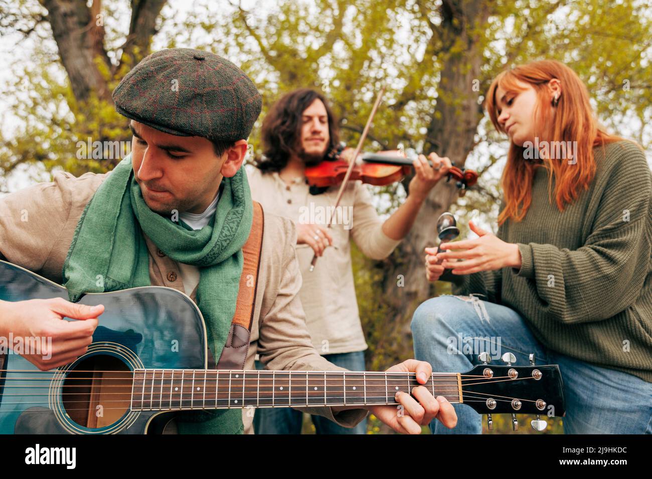 Folk on group hi-res stock photography and images - Alamy
