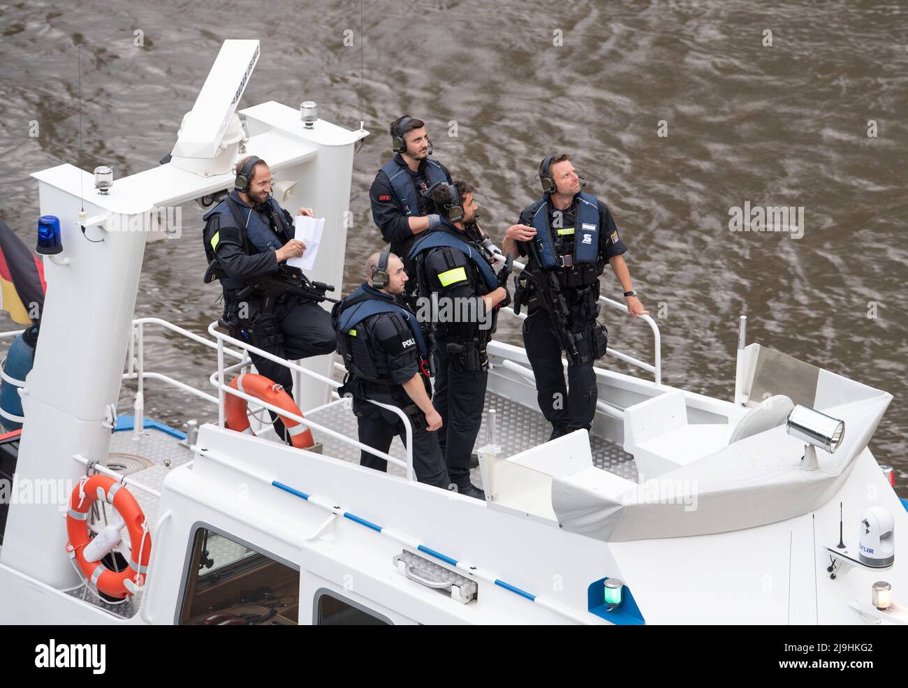 23 May 2022, Hessen, Frankfurt/Main: Police officers of a BFE unit ...