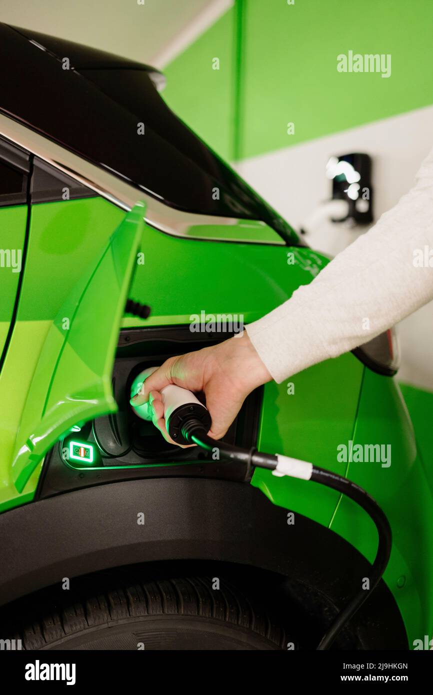 The green car hi-res stock photography and images - Alamy