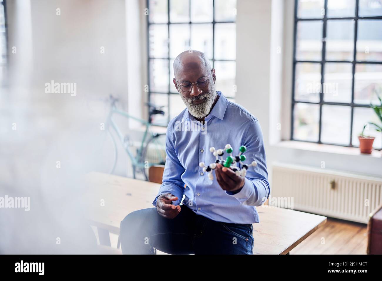 Molecule model desk hi-res stock photography and images - Alamy