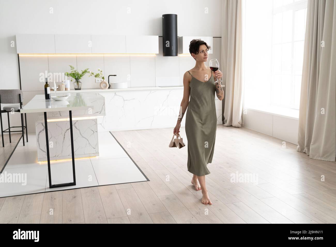 Women walking in high heels hi-res stock photography and images - Alamy