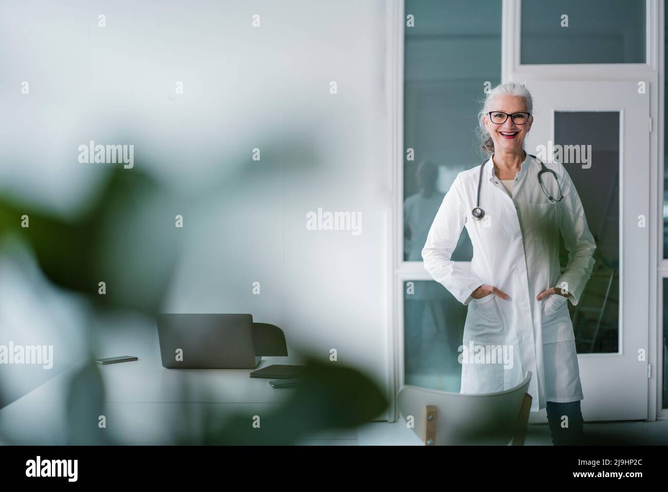 Happy doctor working in hi-res stock photography and images - Alamy