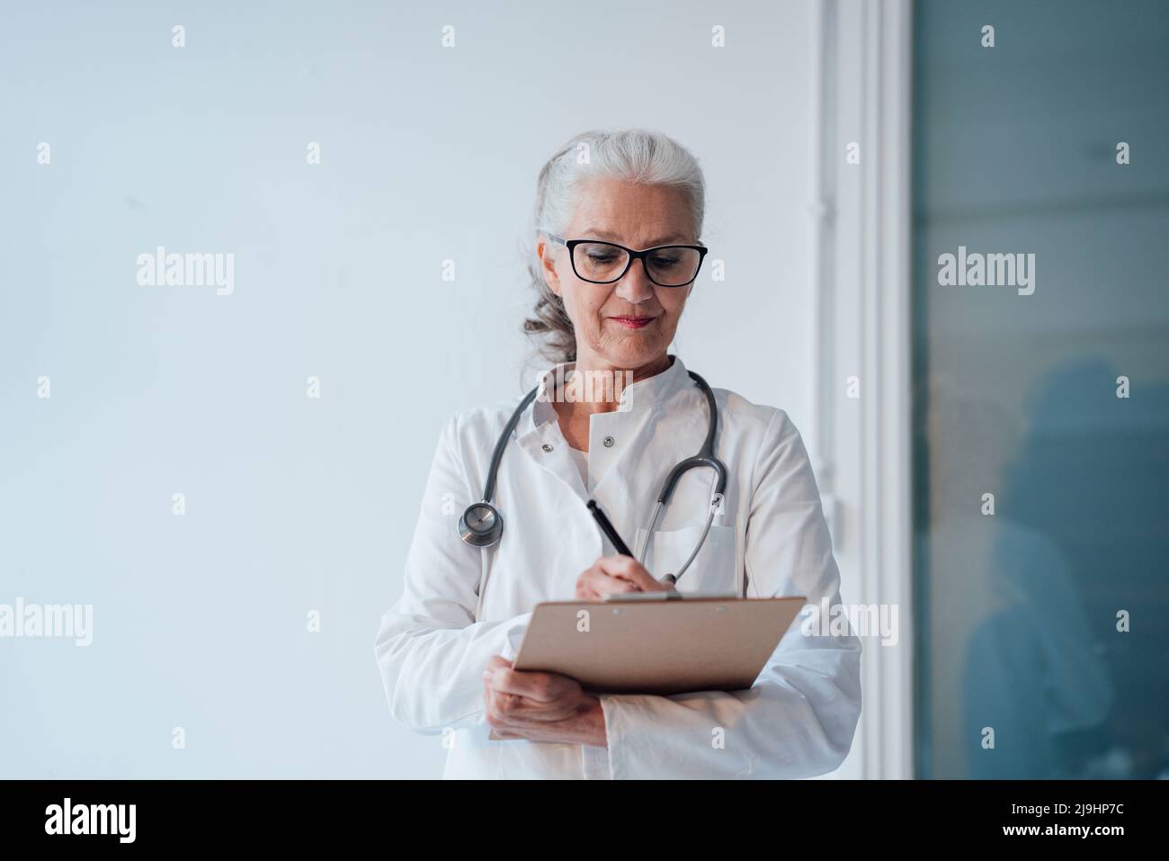 Doctor writing hi-res stock photography and images - Alamy