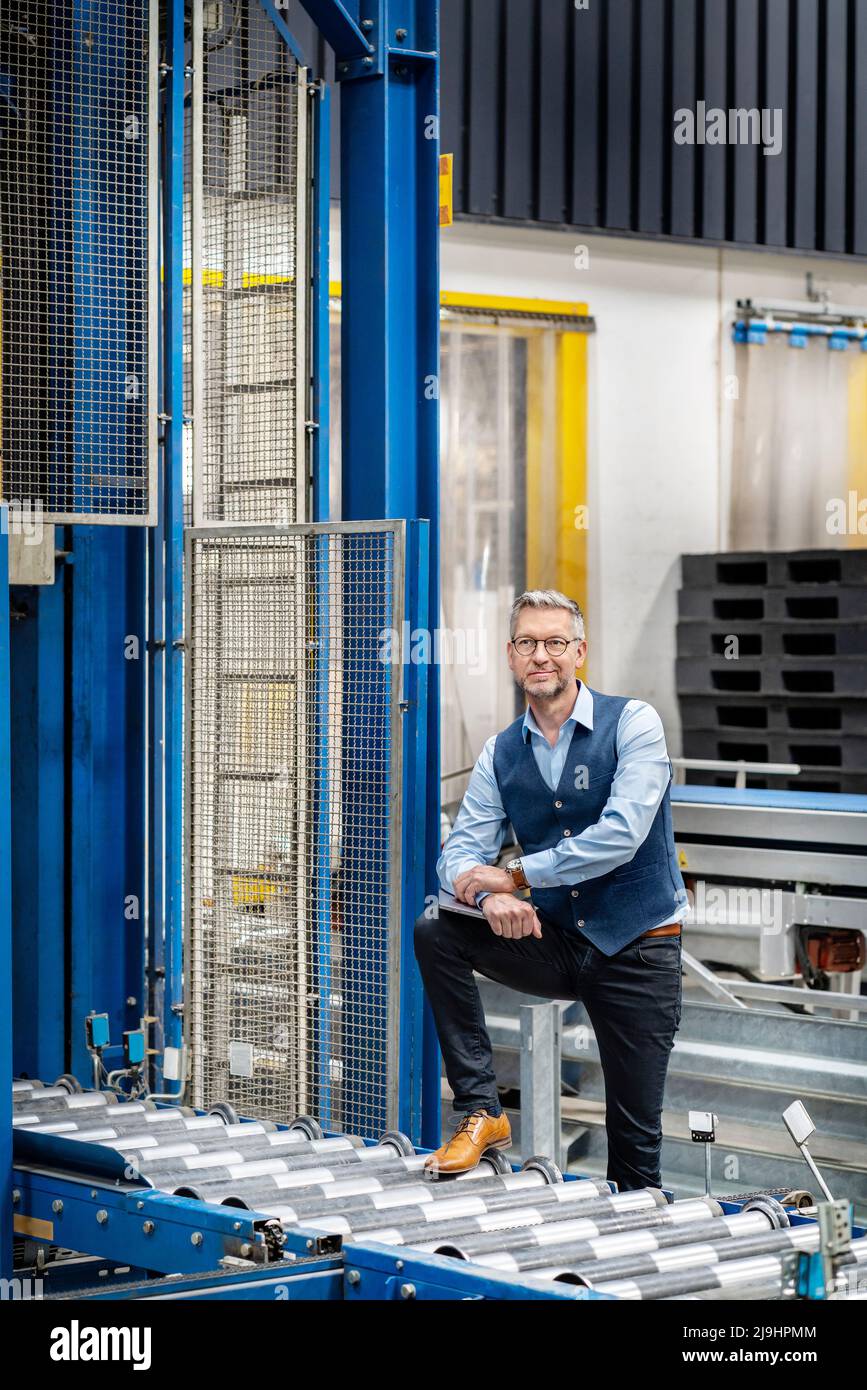 Conveyor belt warehouse hi-res stock photography and images - Alamy