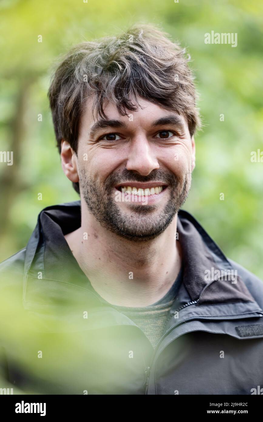 30 man portrait smile vertical hi-res stock photography and images - Alamy
