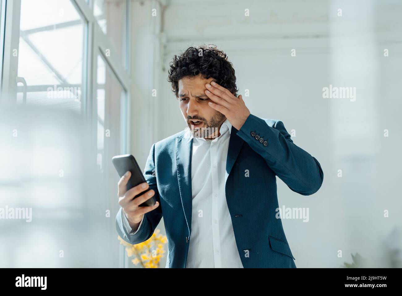 Man 40 years shocked mobile phone hi-res stock photography and images ...