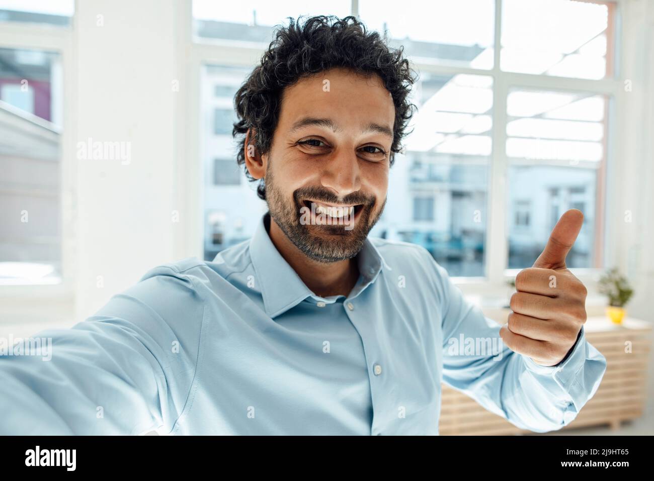 Businessman thumbs up hi-res stock photography and images - Alamy
