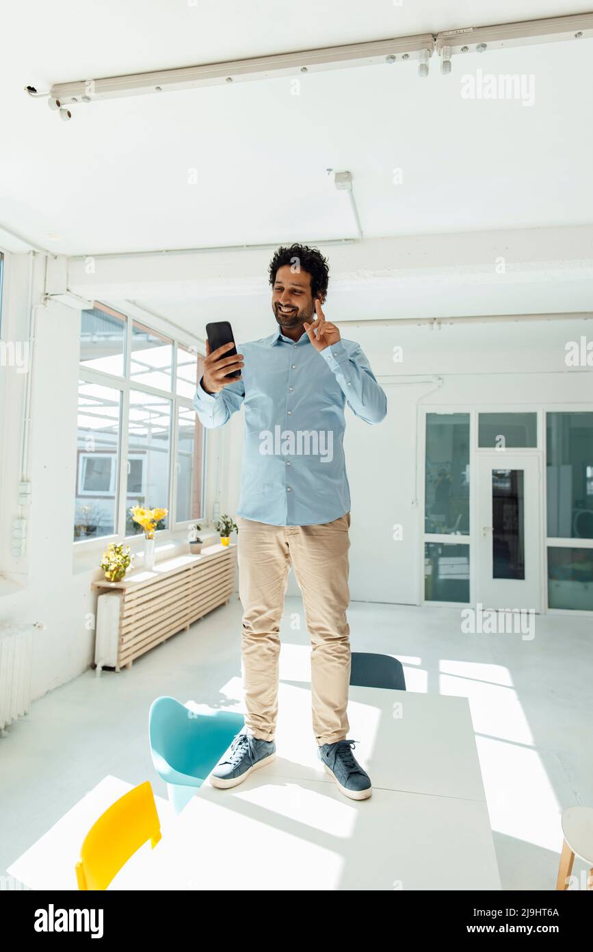 Standing table gesturing hi-res stock photography and images - Alamy