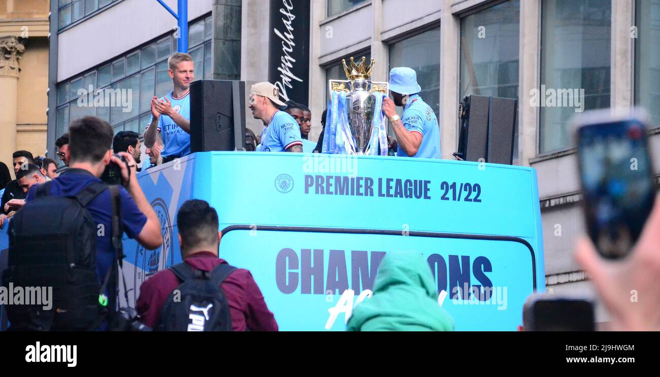Man city fans celebrate etihad hi-res stock photography and images - Alamy