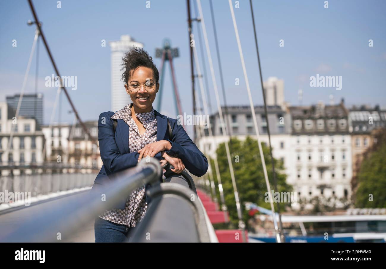 Leaning over railing hi-res stock photography and images - Alamy