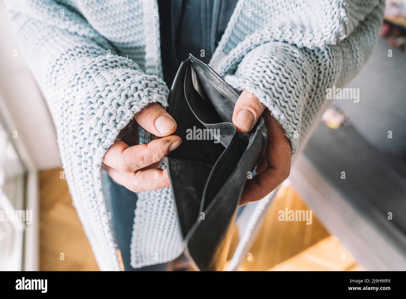Empty wallet in hand hi-res stock photography and images - Alamy