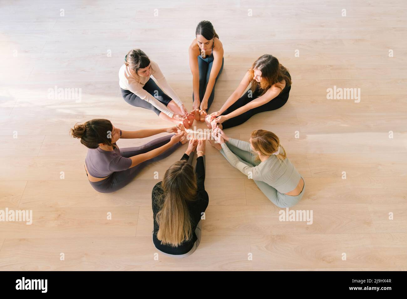 Adults sitting in circle hi-res stock photography and images - Alamy
