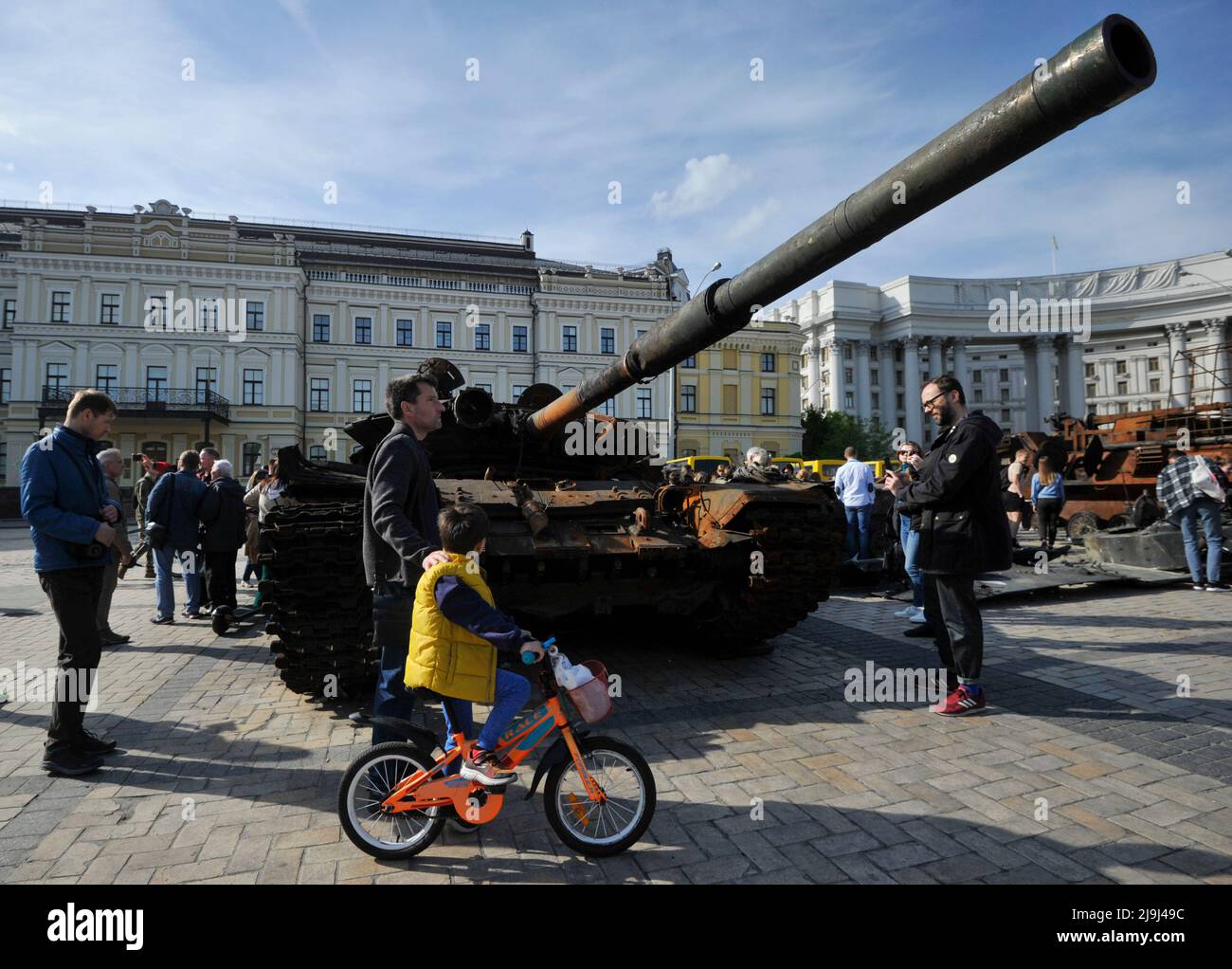 Kyiv, Ukraine. 23rd May, 2022. People look at the destroyed Russian ...