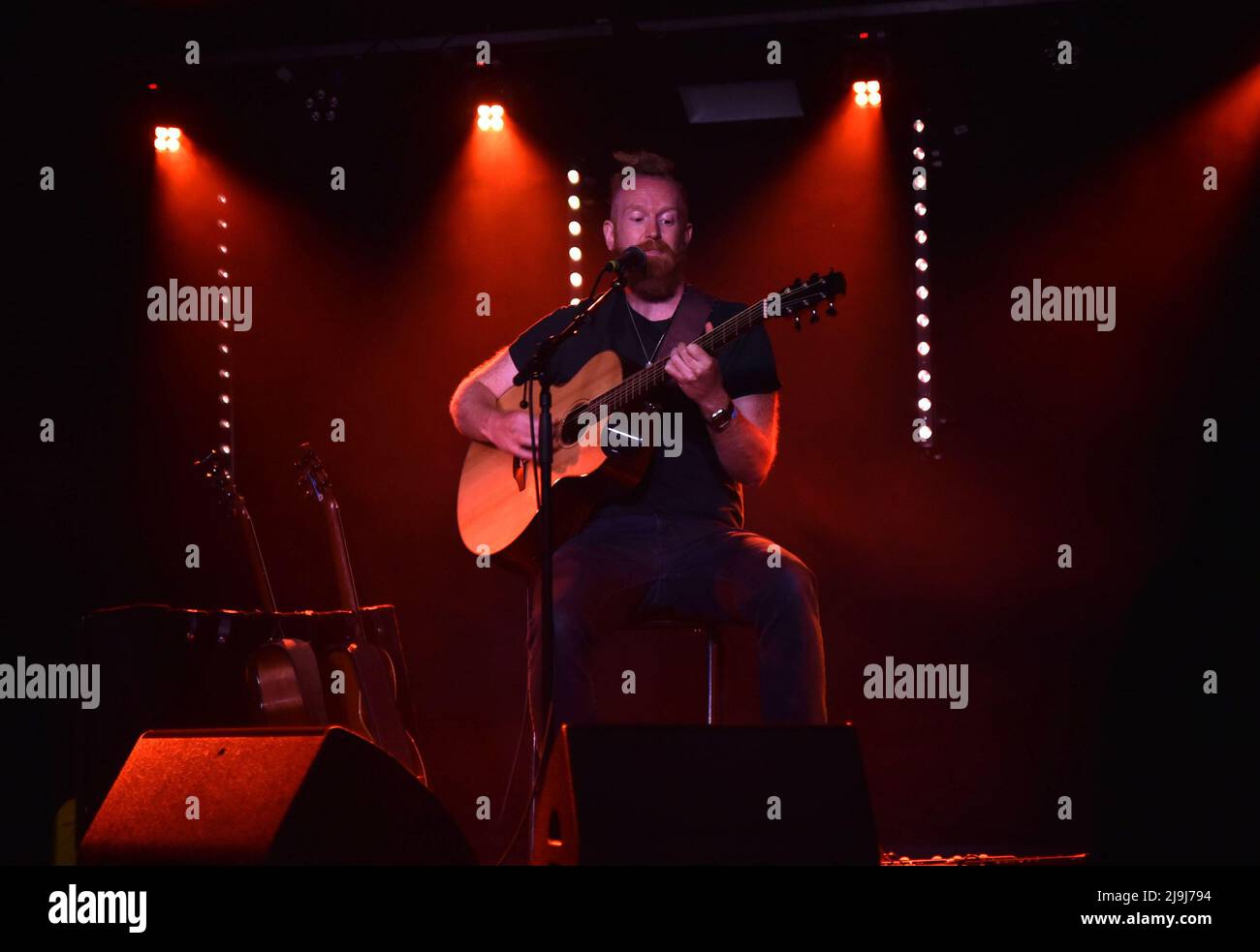 Folk singer Newton Faulkner plays a sold-out socially distanced gig at ...