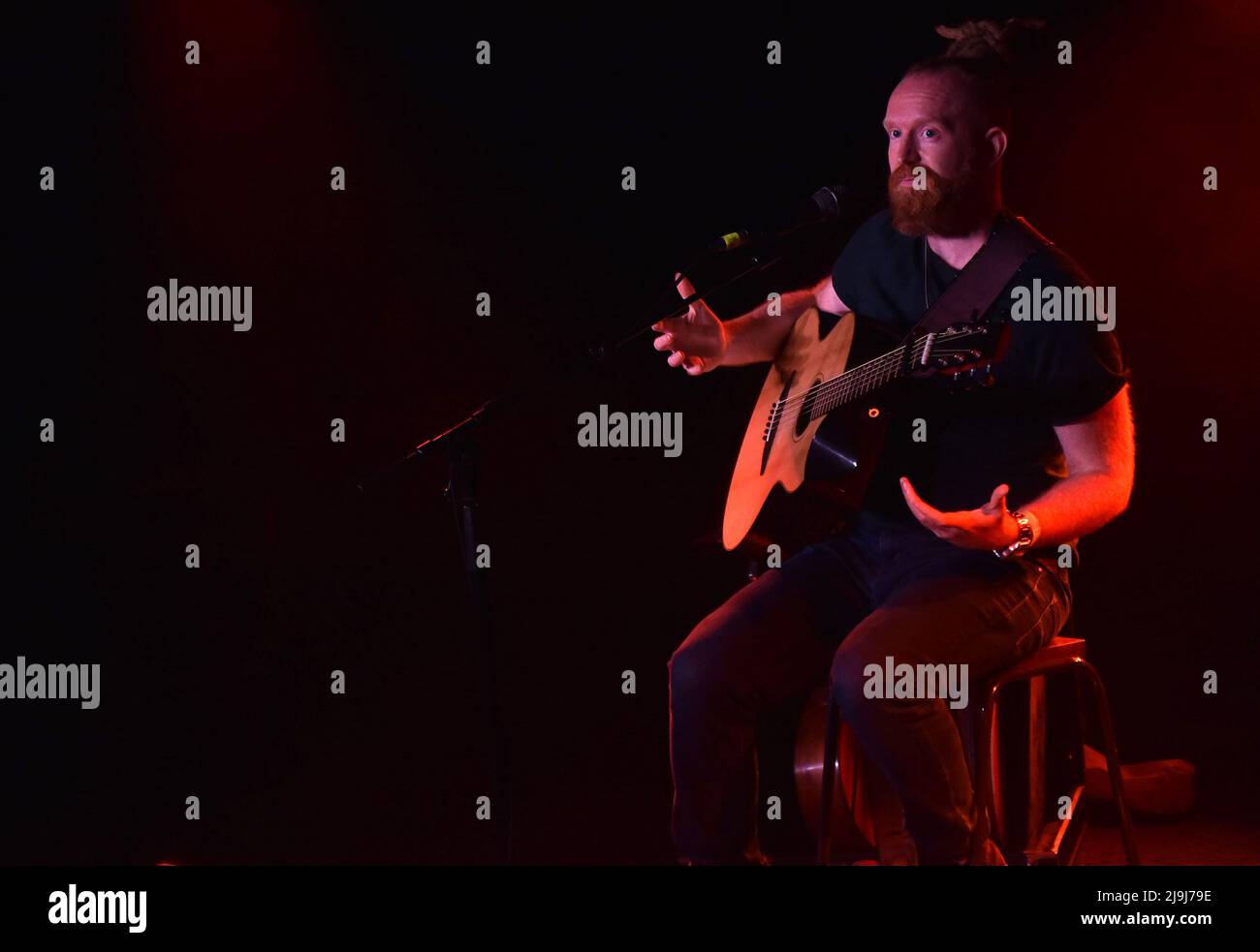 Folk singer Newton Faulkner plays a sold-out socially distanced gig at ...
