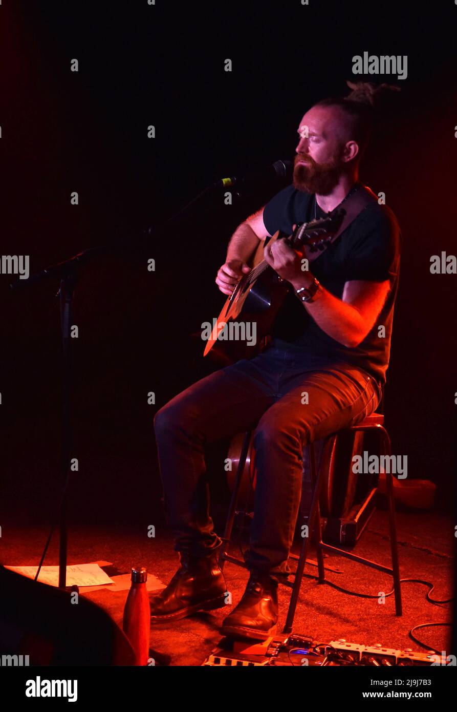 Folk singer Newton Faulkner plays a sold-out socially distanced gig at ...