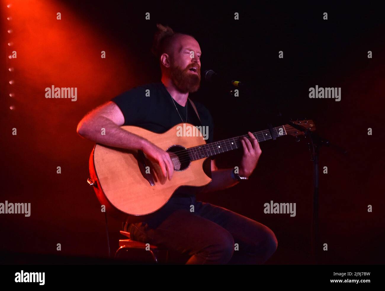Folk singer Newton Faulkner plays a sold-out socially distanced gig at ...