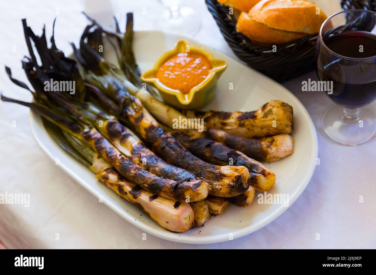 Grilled calcots with romesco sauce Stock Photo - Alamy