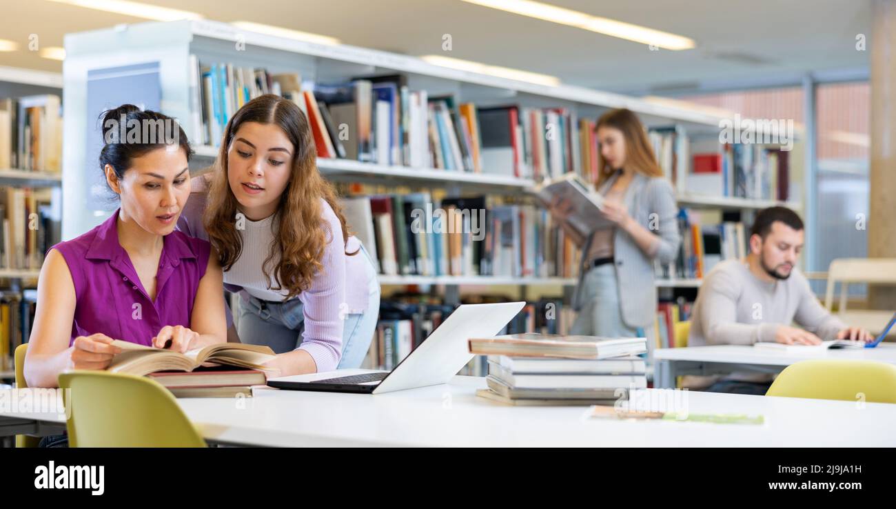 Students activity in library hi-res stock photography and images - Alamy