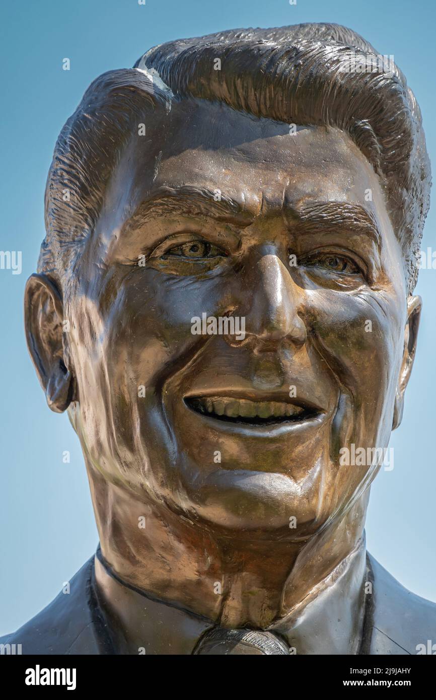 Ronald reagan bronze sculpture hi-res stock photography and images - Alamy