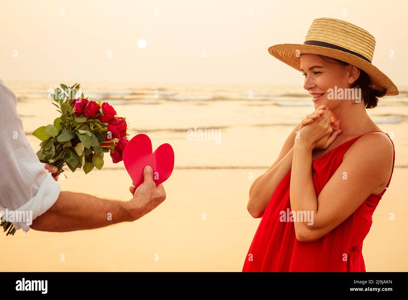 Man giving roses to woman hi-res stock photography and images - Alamy