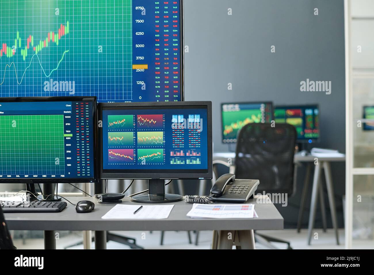 Trading desk hi-res stock photography and images - Alamy