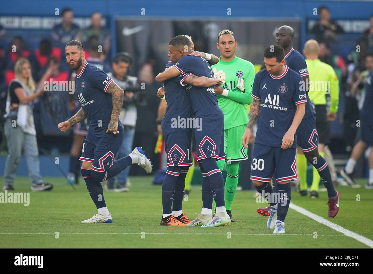 PARIS, FRANCE - MAY 21: Neymar Jr (10) is hugging Kylian Mbappe (7 ...