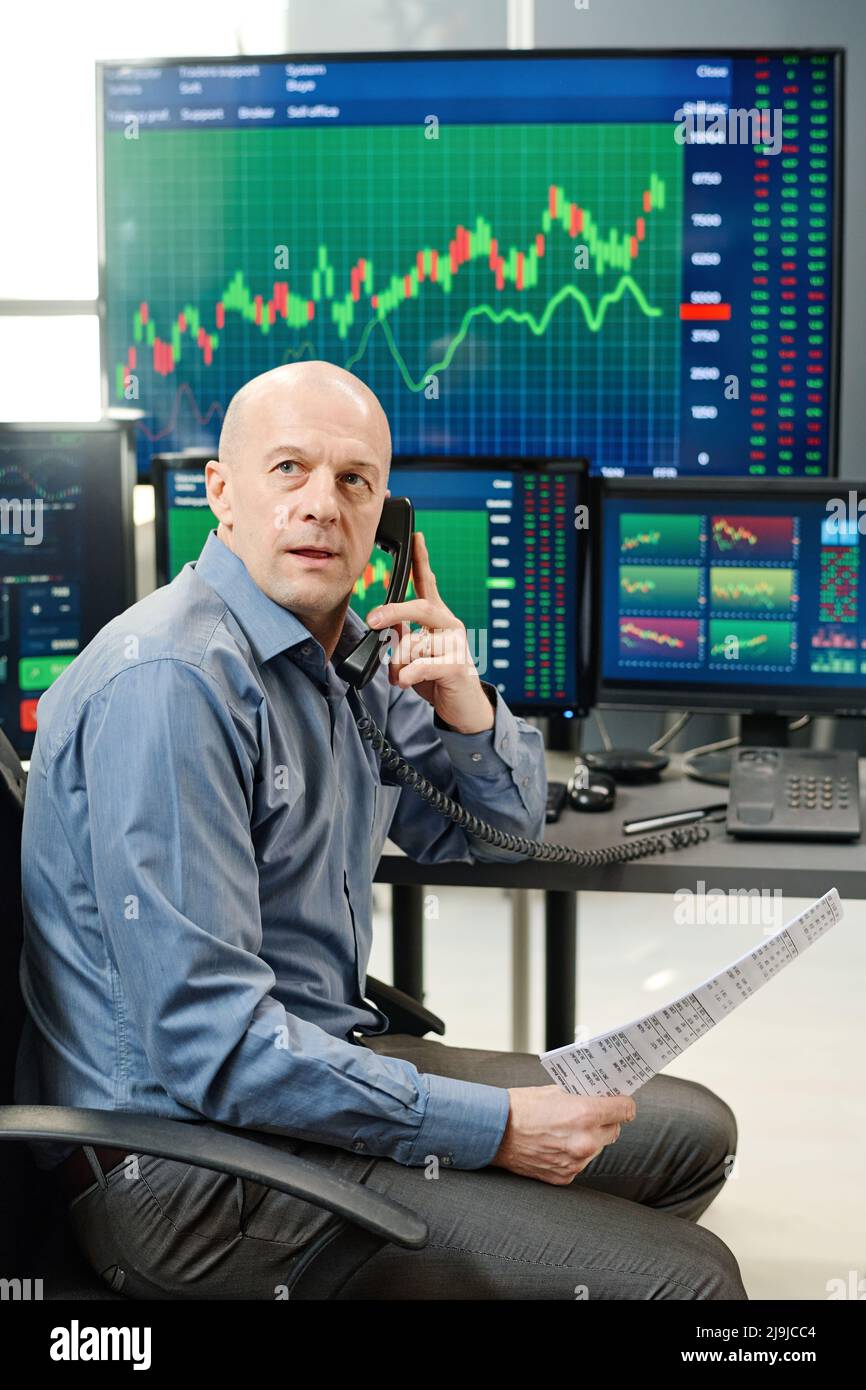 Stock trading vertical hi-res stock photography and images - Alamy