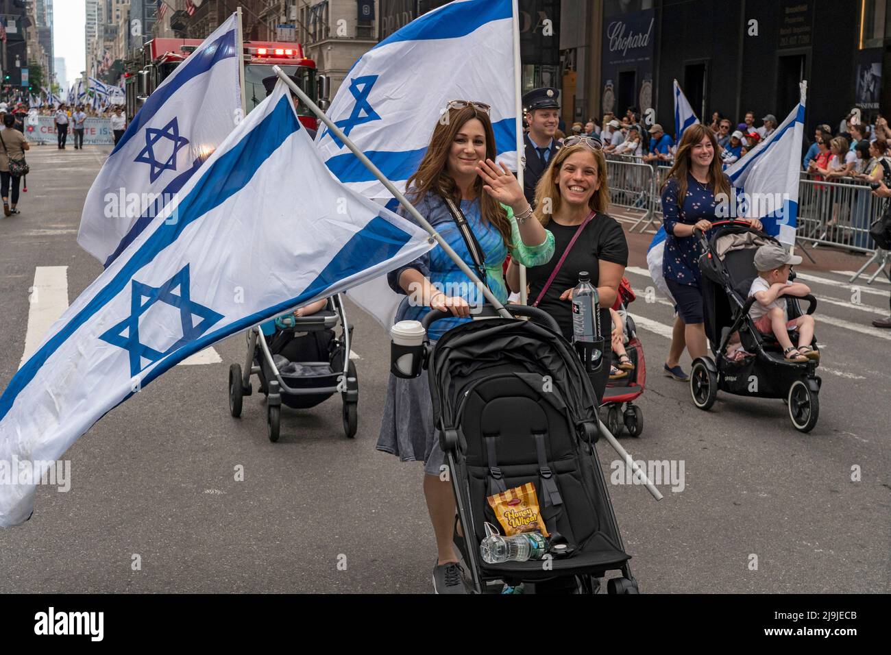 New York, US, 22/05/2022, Participants holding Israeli flags march up ...