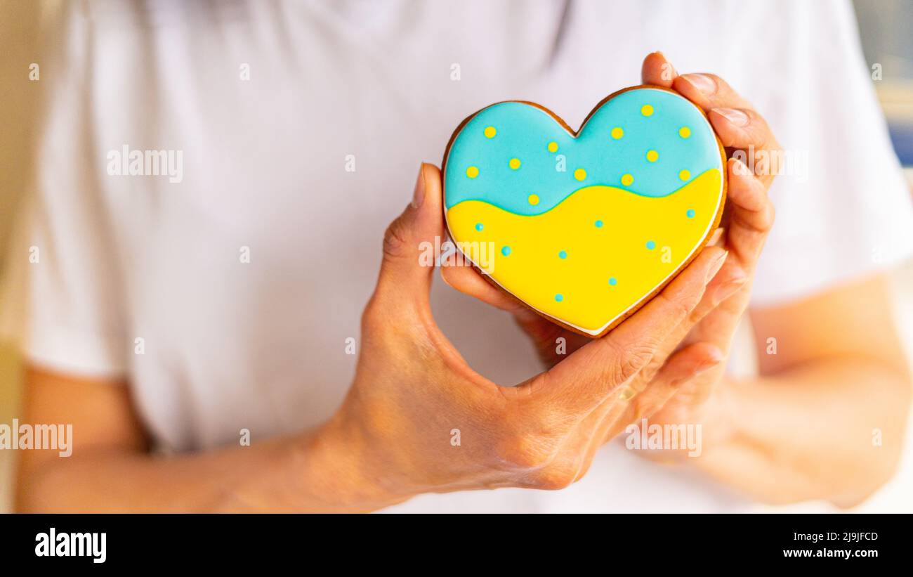 Hand woman ukrainian flag hi-res stock photography and images - Alamy