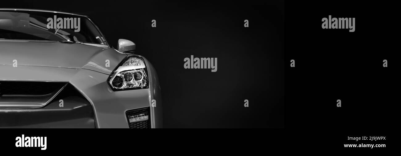 Car with one headlight on hi-res stock photography and images - Alamy