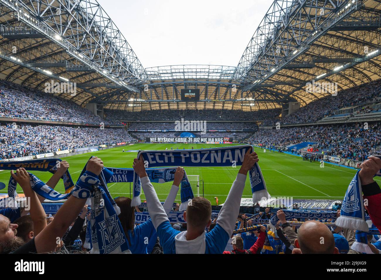 Crowd blue white stadium football hi-res stock photography and images ...