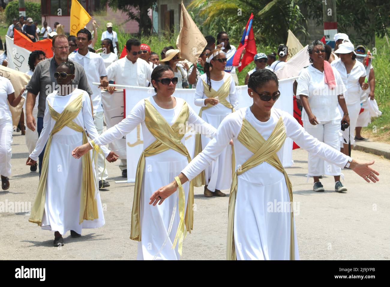 African dancers street hi-res stock photography and images - Alamy