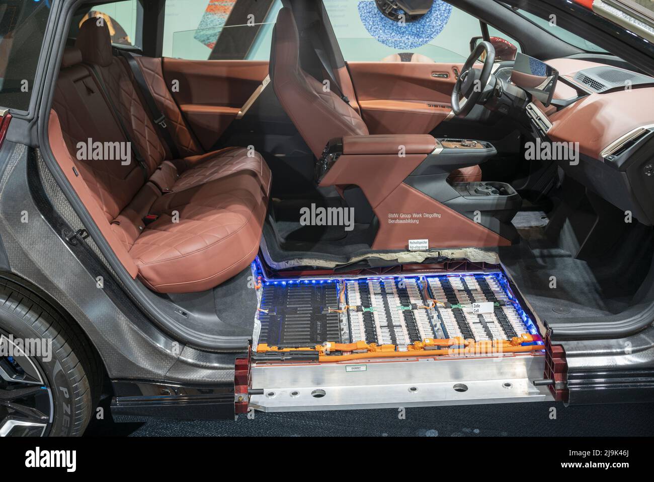 Cross-section of the electric BMW IX, showing drive systems and ... Cross-section of the electric BMW IX, showing drive systems and ...